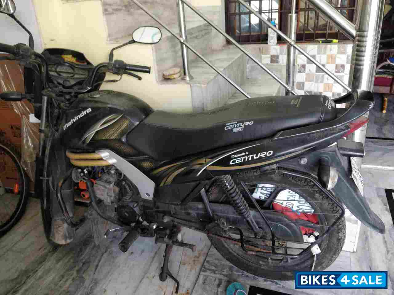 Mahindra Centuro Black